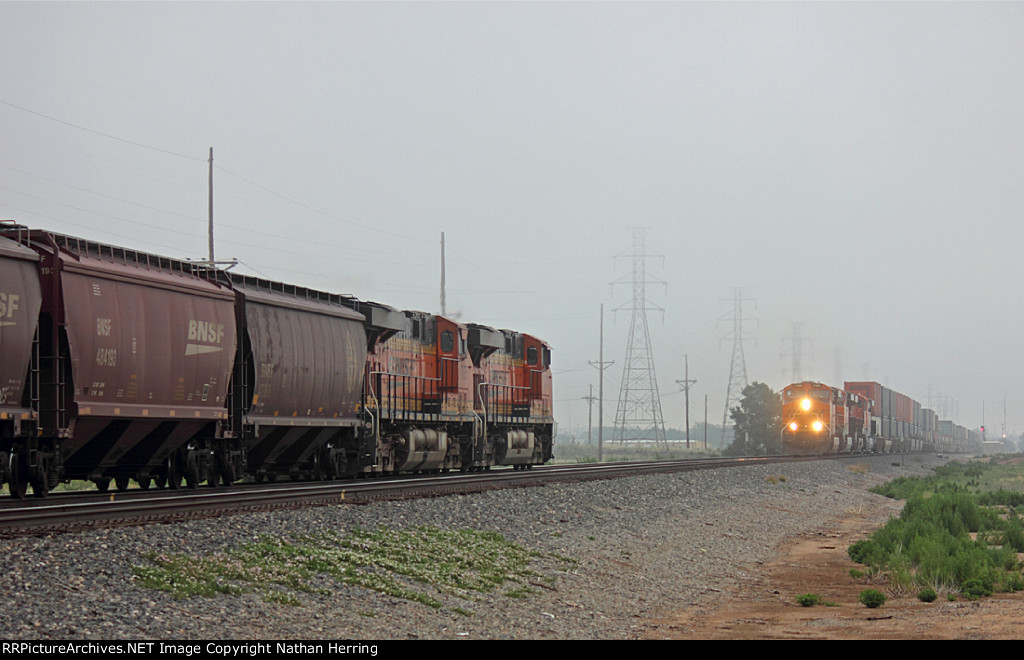 BNSF 7388 West meets BNSF 7472 East